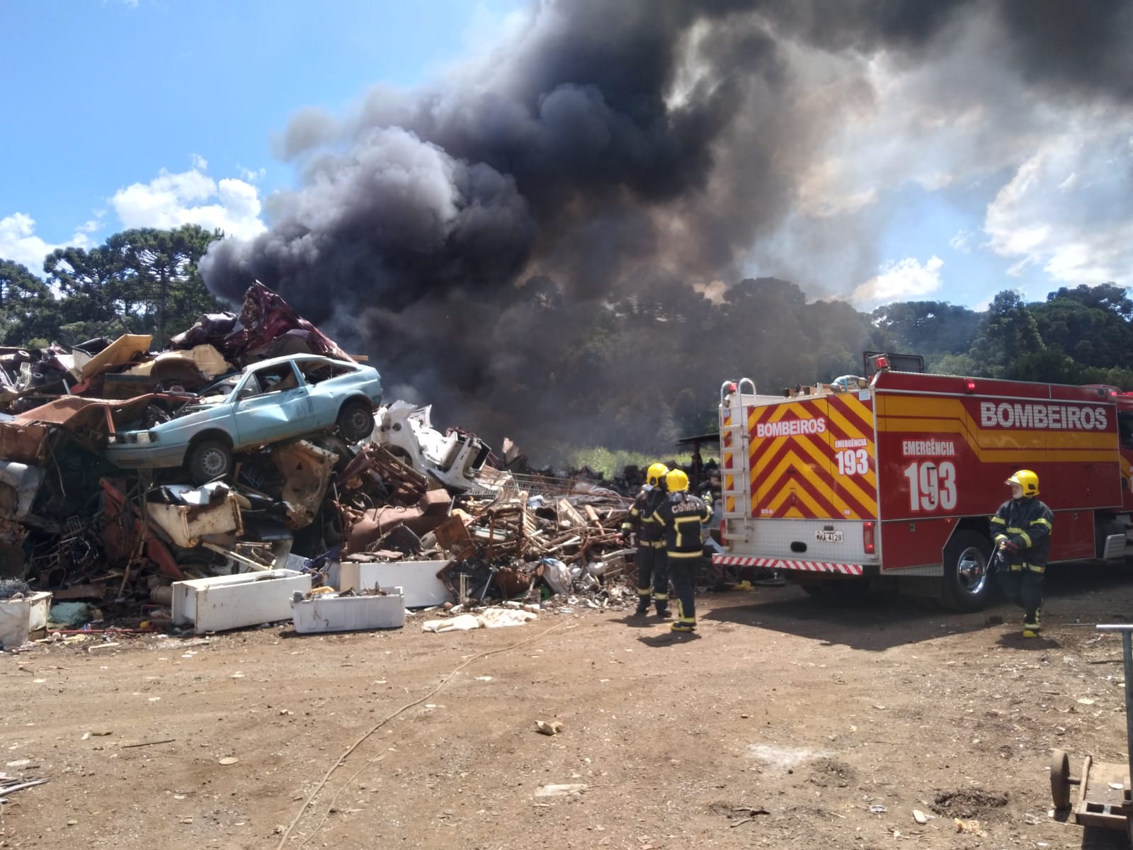 Incêndio De Grandes Proporções é Registrado Em Ferro Velho Da Região