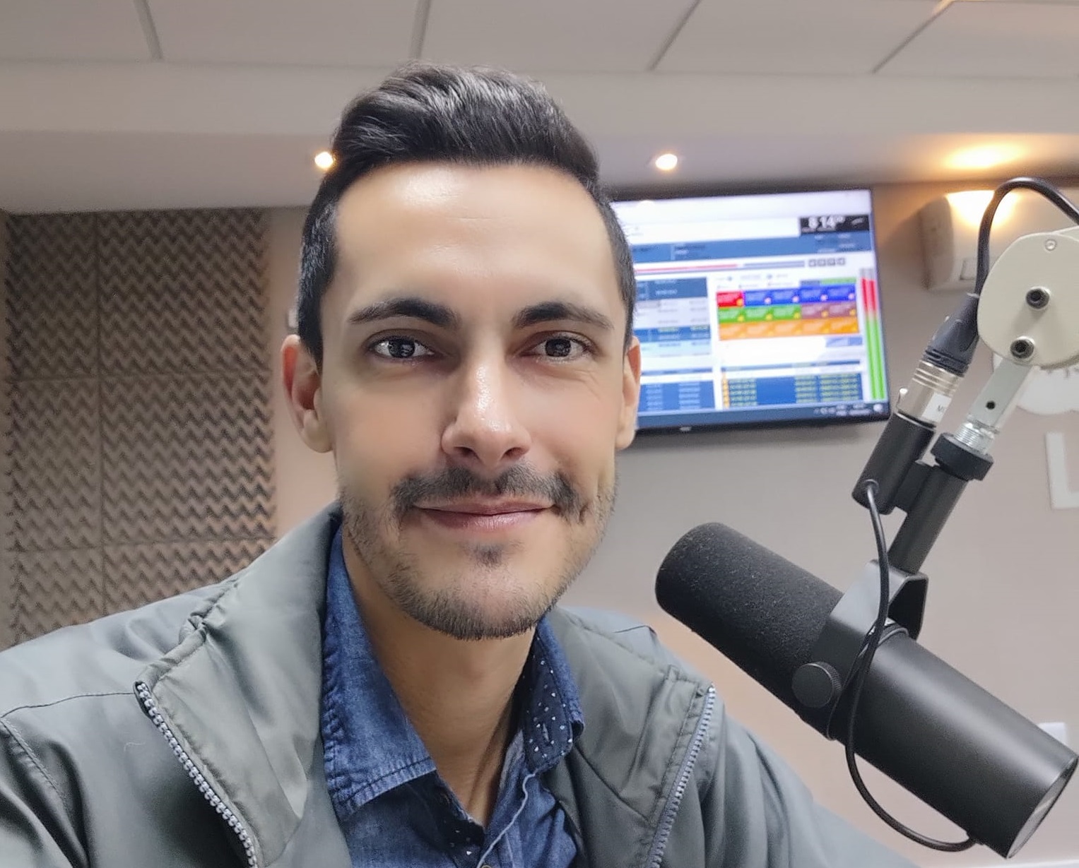 Locutor da Rádio Líder conquista o troféu Microfone de Ouro – Rádio Líder