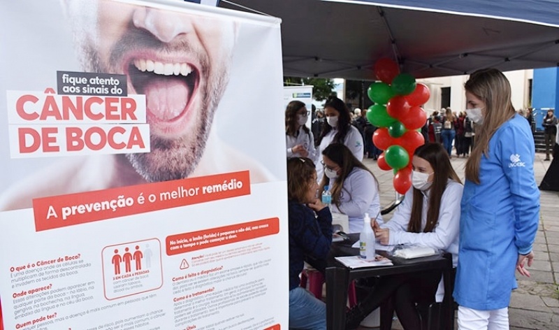 Mais de 100 exames realizados na campanha contra o câncer de boca ...
